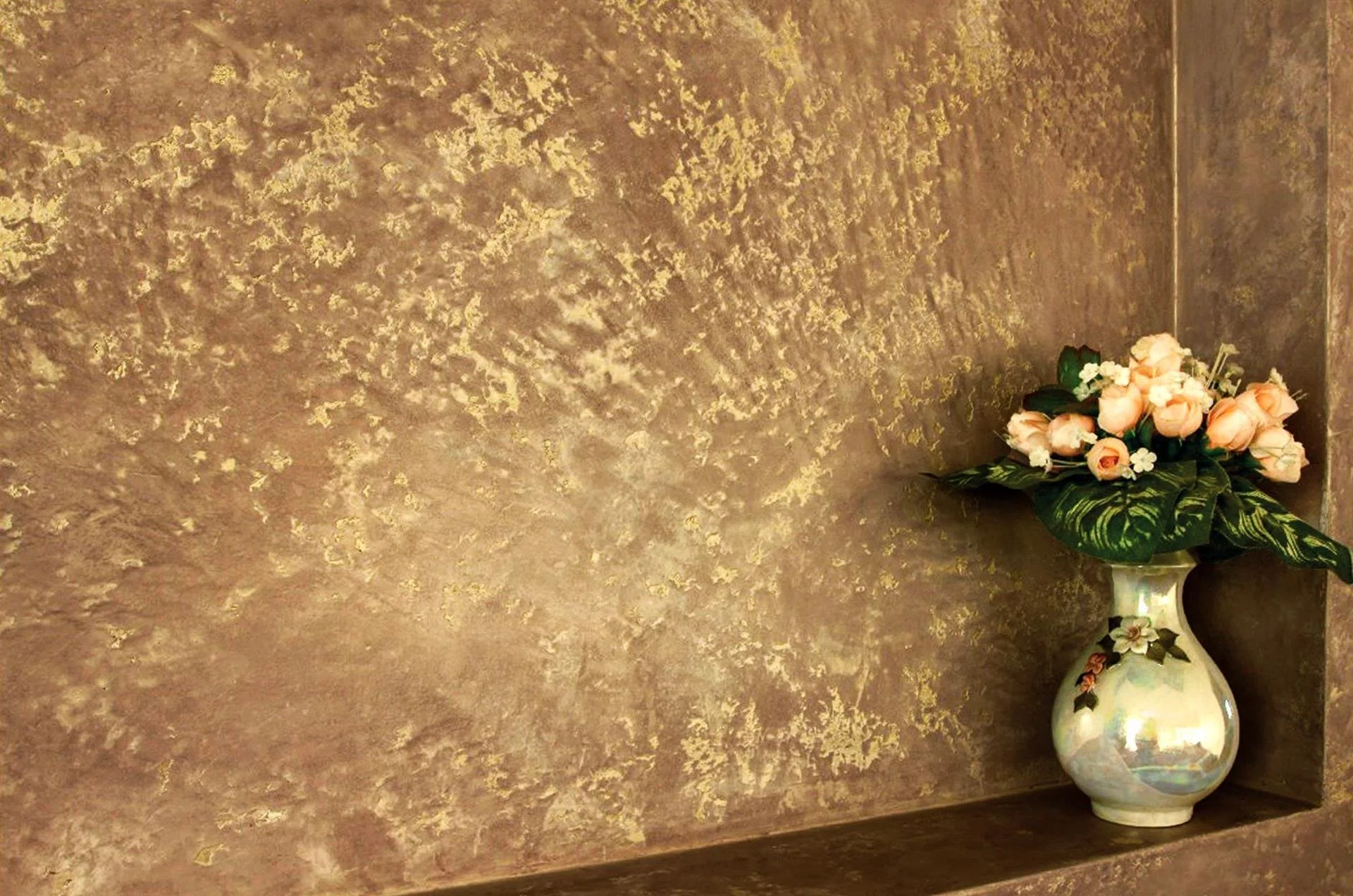 Эффект античного мрамора с золотистым оттенком в гостиной - Pratta